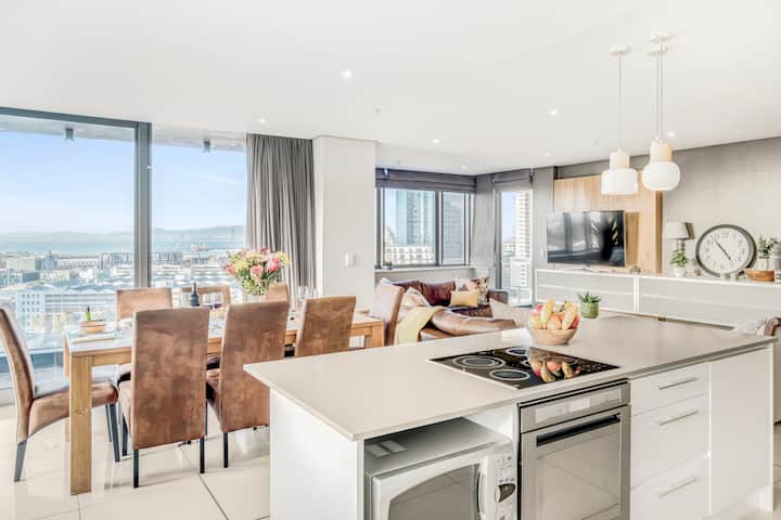 Luxury 2br Sky Suite | City Views & Prime Location - Camps Bay
