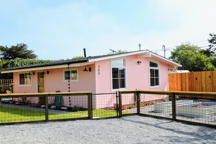 Pinky’s Playhouse-coastal Escape - McKinleyville, CA
