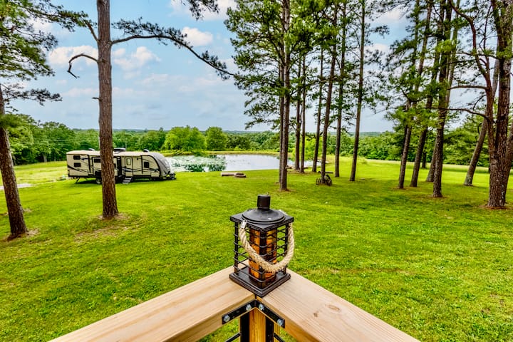 Pine's Edge | Secluded Retreat W/ Private Pond - Cuba, MO