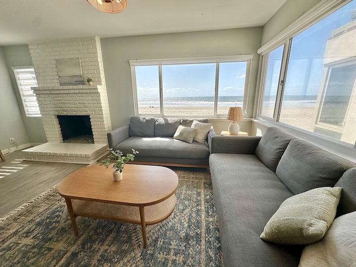 Oceanfront Coastal Charm - Upstairs Unit - Newport Beach, CA