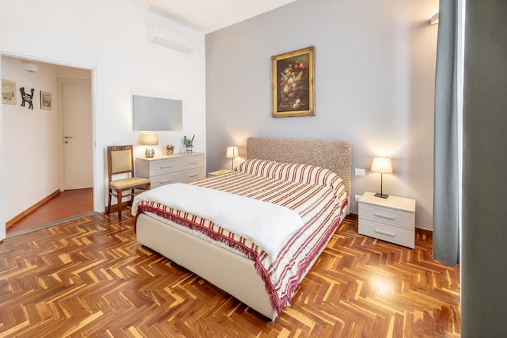 Wonderful And Centrally Located In Historic Build - Florence