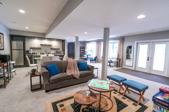 Premium Family Stay W/ King Bed & Home Theatre - Saint Albert