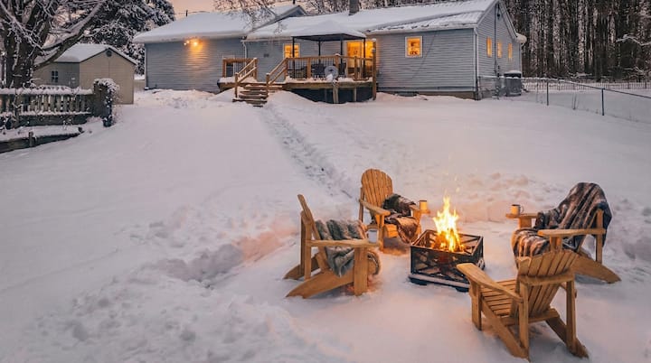 4bdrm Family Getaway | Firepit, Fenced Yard & Deck - Peterborough, Canadá