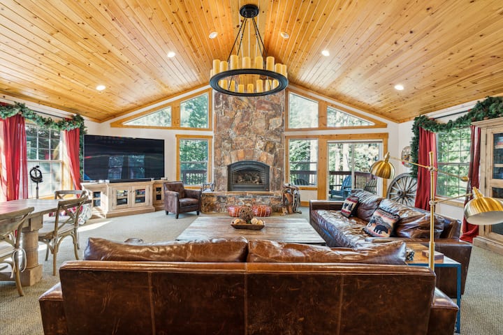 13 Beds, Huge Game Room, Hot Tub, Fireplace - Truckee, CA