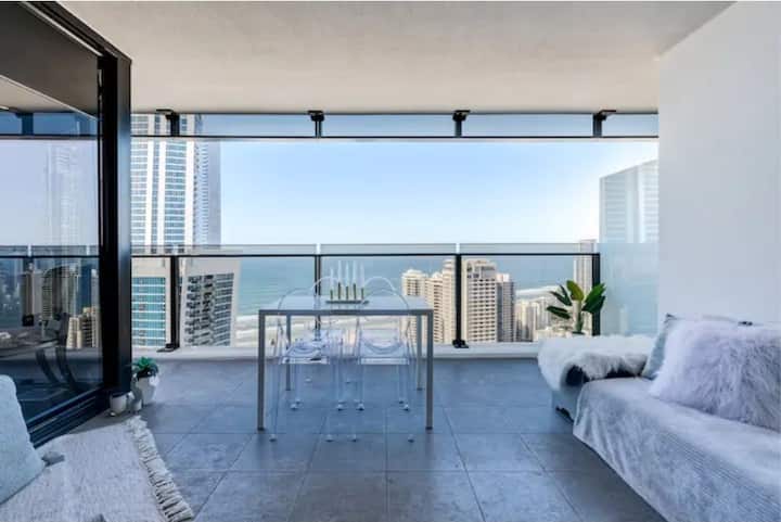 Luxury By The Sea ~ Million Dollar Beach Views - Surfers Paradise
