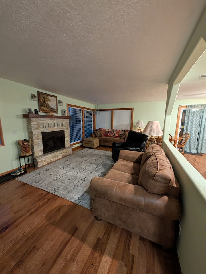 Short Walk To The Beach! 4br Home With Large Deck - Depoe Bay, OR