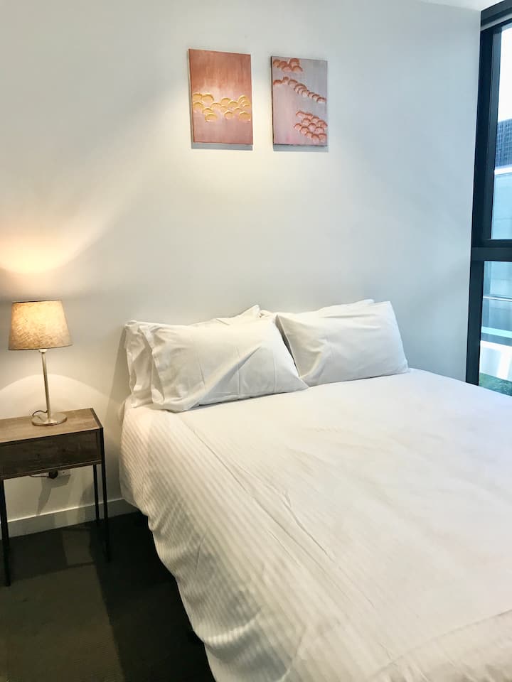 Two Bedroom Apartment In The Central Cbd - Melbourne