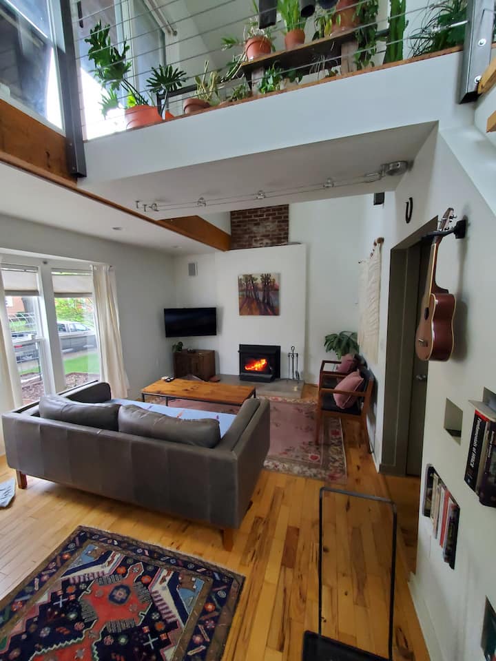 Centrally Located Modern Home With Private Bath - Columbus, OH