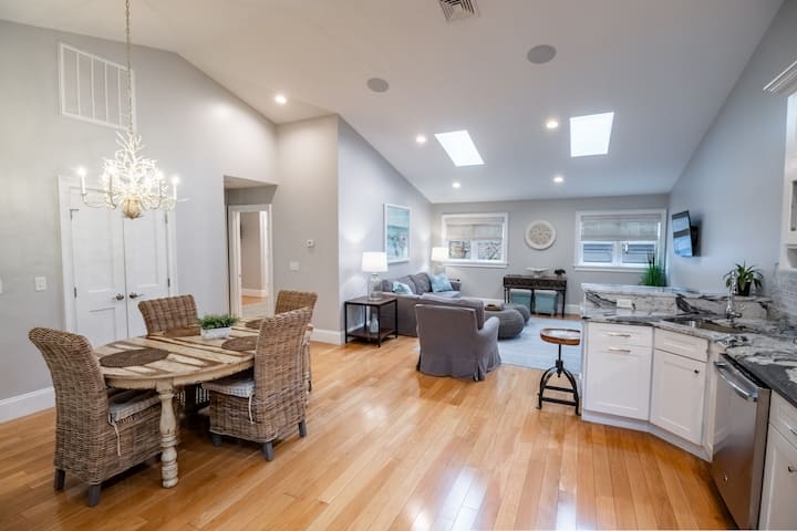 Beachy Condo W/luxurious Baths In ♡  Of Downtown - Newport, RI