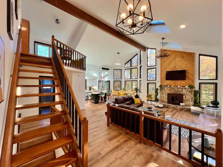 Ultimate Lakefront Retreat W/ Hot Tub, Sauna, Pool - Delaware Water Gap, PA