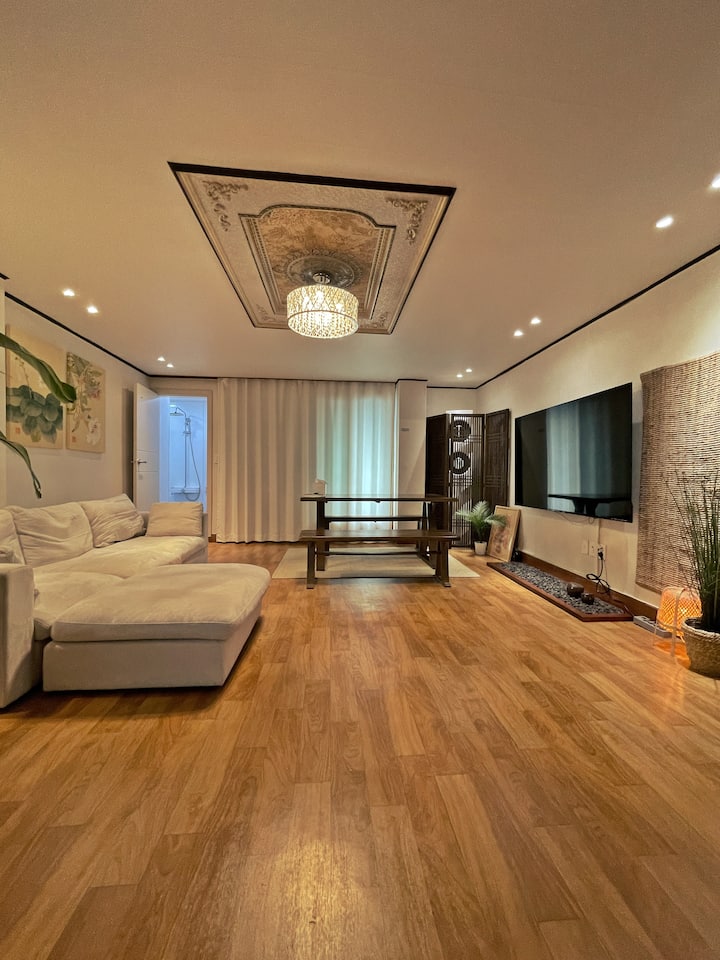 홍대입구역에서 6분. 퀸(Q) 사이즈 침대 6. 바닥난방. 3 Room [New Open] - Seoul