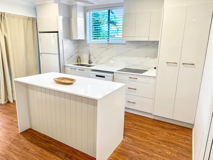 Central Unit. Minutes To Moffats, Shelly , Bulcock - Caloundra