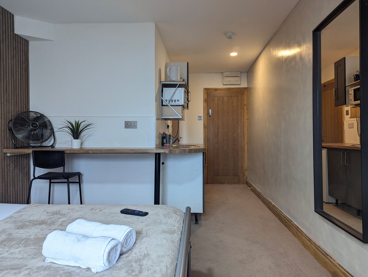 Inner-City Bedsit 4 - Apartments for Rent in Cardiff, Wales, United ...