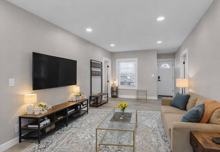 Family-run 3br • By The Clinic • Parking • New Apt - Cleveland