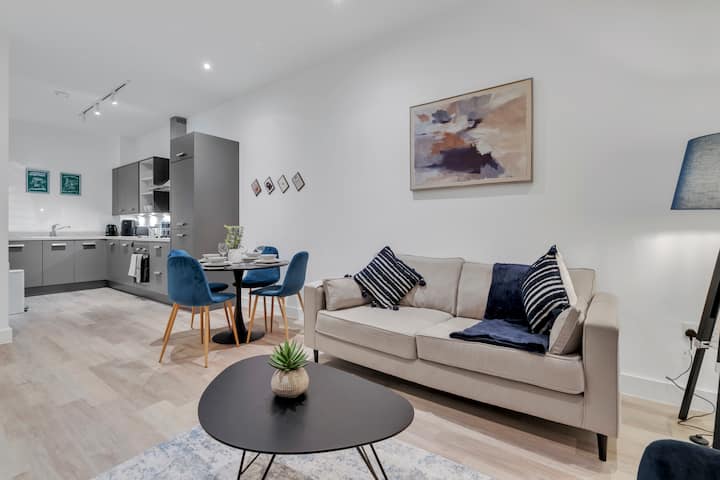 Spacious City Centre 2 Bed Apt + Sky|netflix|games -