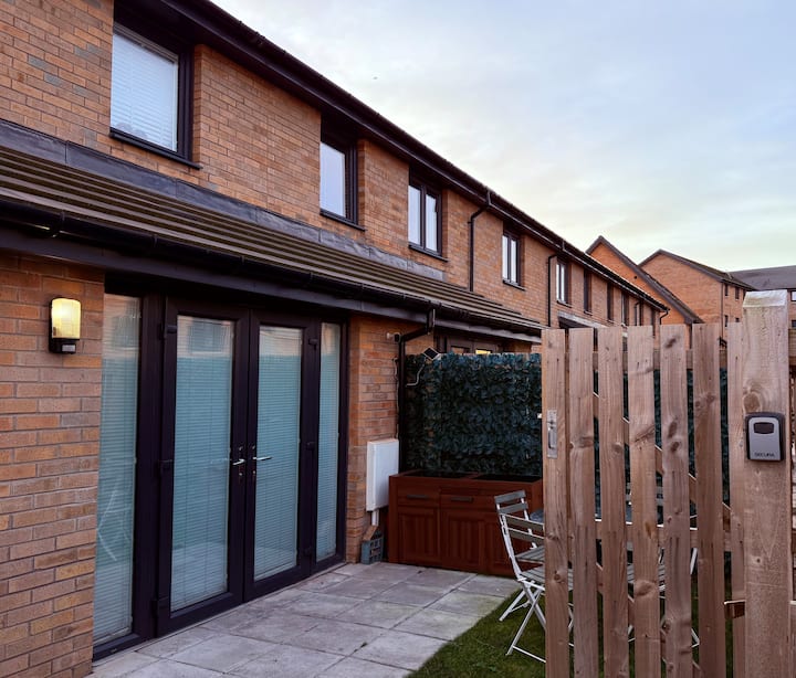 Elegant 3-bed Retreat, Estate, City & Parking - Edinburgh, UK