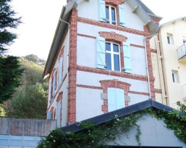 Villa De Caractère -200 M²- 100 Mètres De La Plage - Jullouville