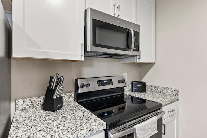 Jane's Home (F1) | Remodeled 2b1b Home W Parking - Sunnyvale