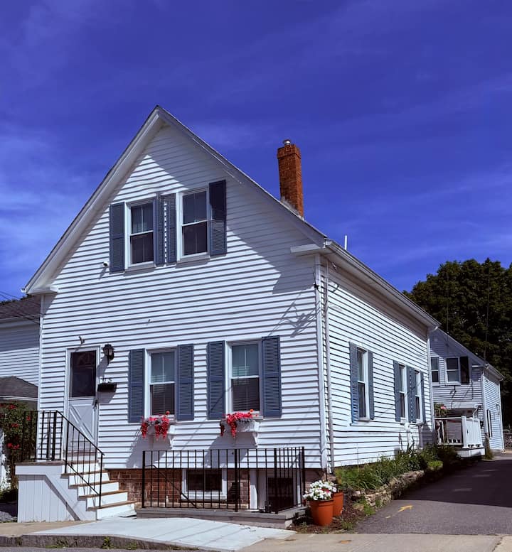 "Whale Tail" Plymouth Waterfront
Off Season Rates! - Nelson Beach, MA