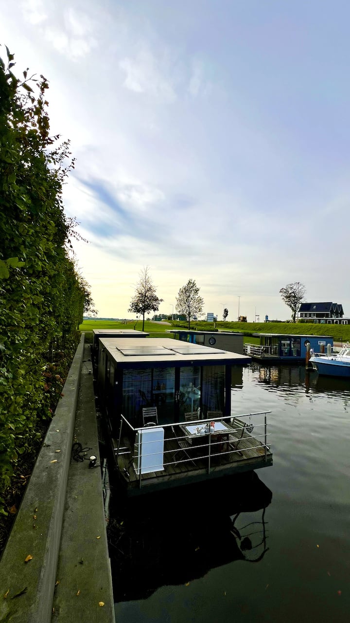 The Blue Houseboat - Kampen, Netherlands