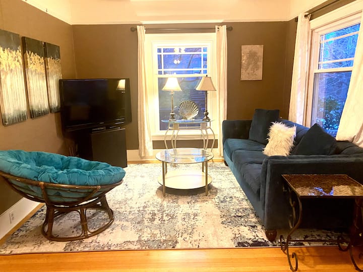 Emerald City Getaway: Spacious 2-br Craftsman Home - Shoreline, WA