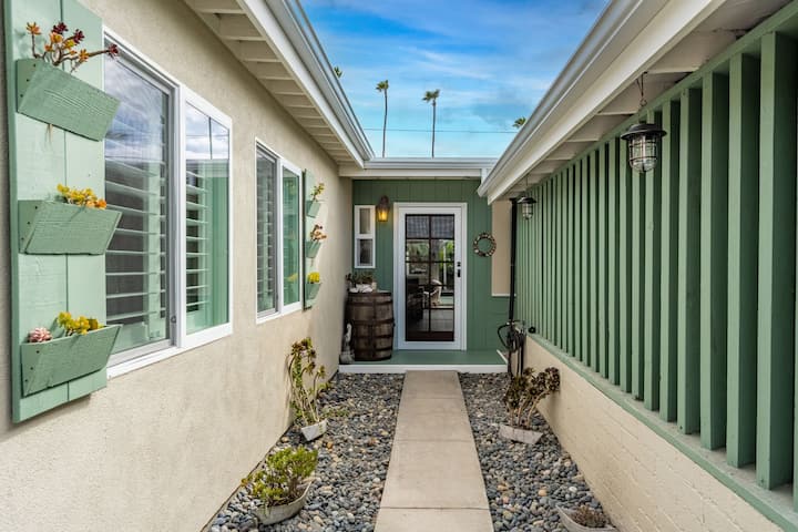 Beachy Bungalow, Adult Retreat, Outdoor Oasis! - San Diego, CA