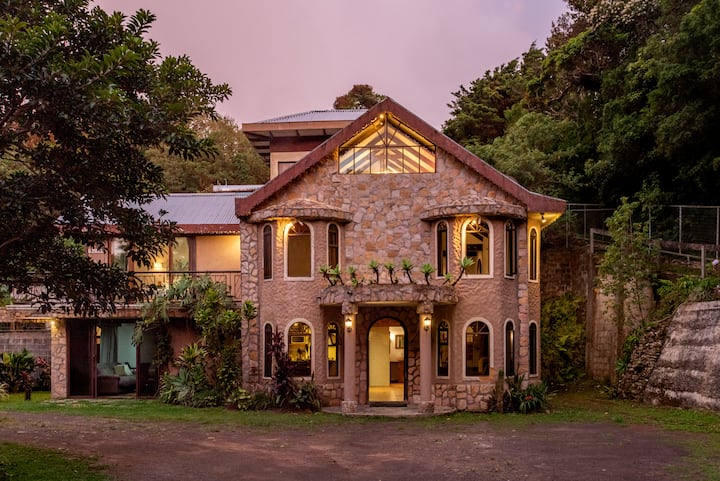 ¡Relájate En Medio Del Bosque Nuboso En Una Villa Increíble Con Vistas Increíbles! - Costa Rica