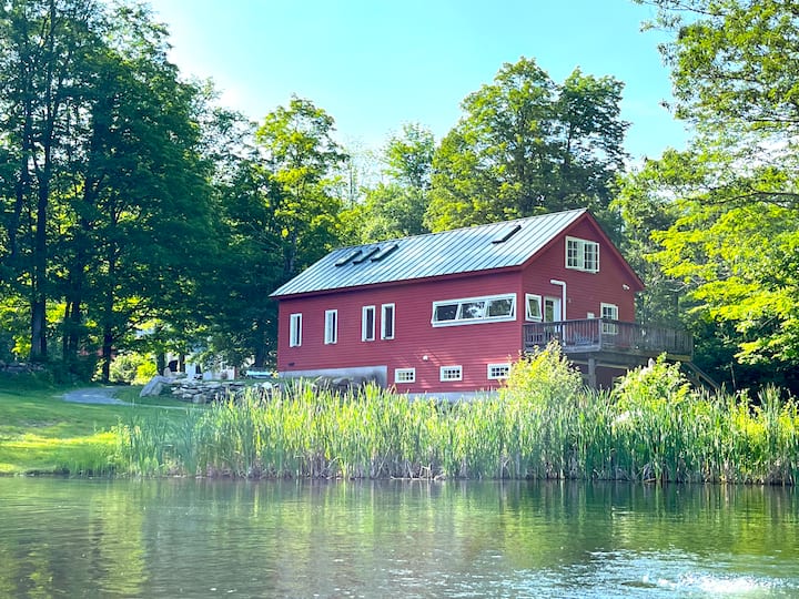 Pondside Retreat In Southern Vermont - Vermont