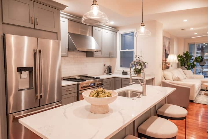 Luxury Capitol Hill 4br W/ Private Parking - Washington, D.C.