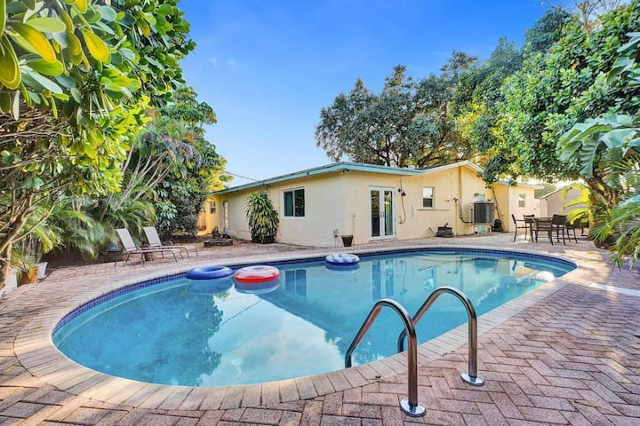 Tropical Private Oasis Pool Home - Pembroke Pines, FL
