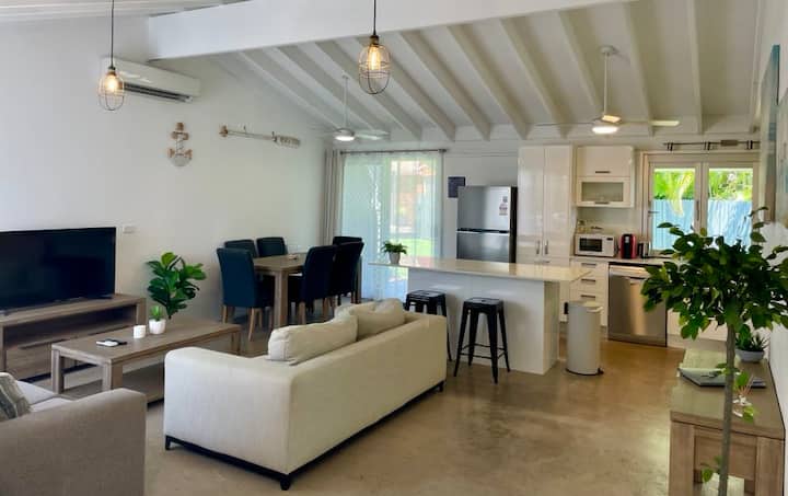 Renovated Beach House In The Heart Of Mooloolaba - Mooloolaba