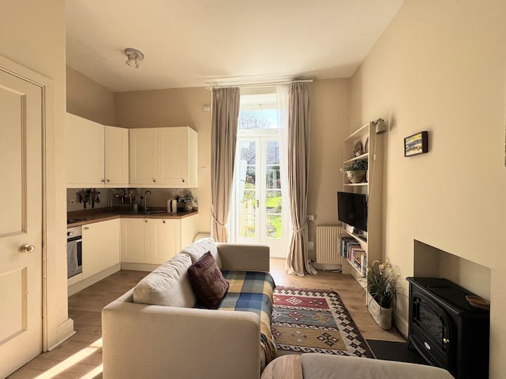 Central Canalside Garden Flat - Edinburgh