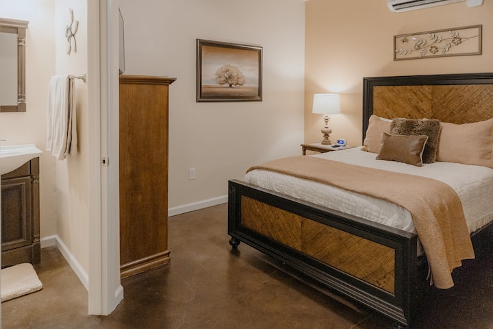 Salir Room - (La Aldea Bldg) Asante Lodging - Dripping Springs, TX
