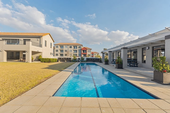Your Sunny Garden Getaway: 2 Bed | 2 Bath - Lanseria