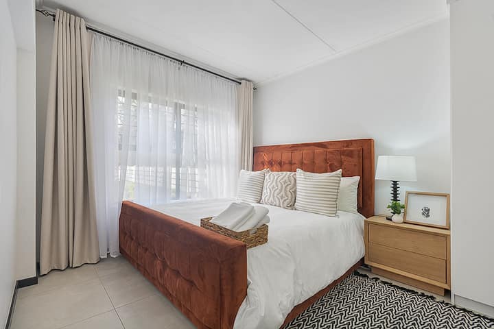 Your Sunny Garden Getaway: 2 Bed | 2 Bath - Lanseria