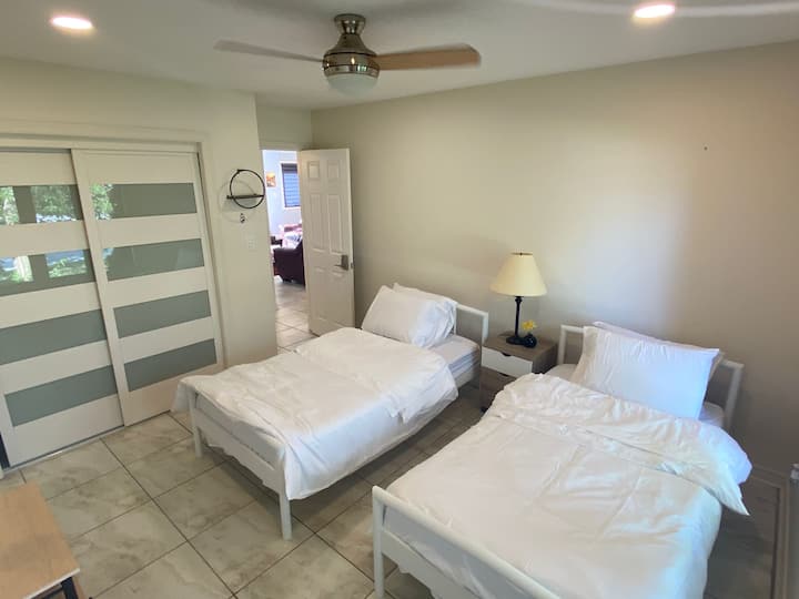 Private Room + Bath | Ev & Breakfast Essentials - Sarnia
