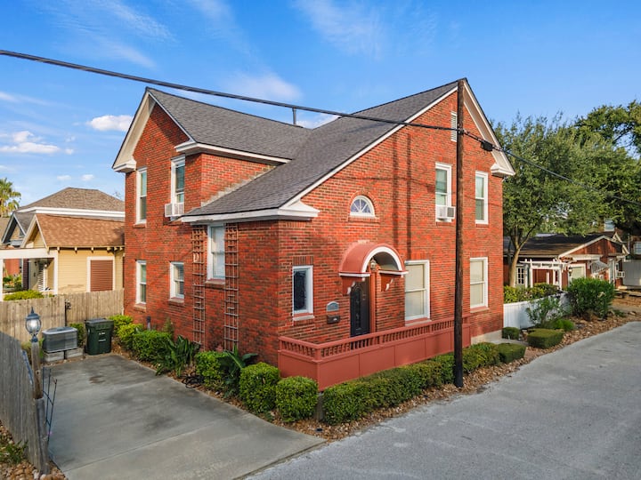 3 Bed/3 Bath Home Near Seawall & Cruises | Pets Ok - Galveston Island, TX