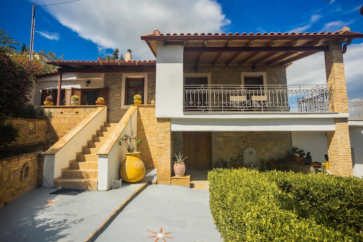 Stone Retreat With Breathtaking View Near Livadeia - Левадия