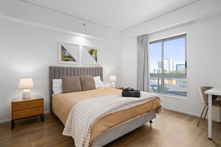 2br | Free Parking + Pool | 7 Mins Walk To Train - Brisbane