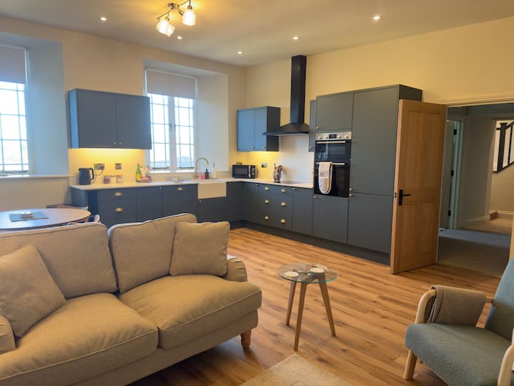 Spacious & Stylish Riverside Apartment - Ross-on-Wye