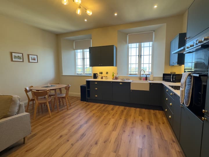 Spacious & Stylish Riverside Apartment - Ross-on-Wye