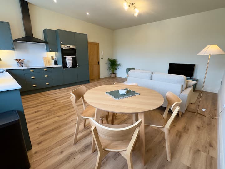 Spacious & Stylish Riverside Apartment - Ross-on-Wye
