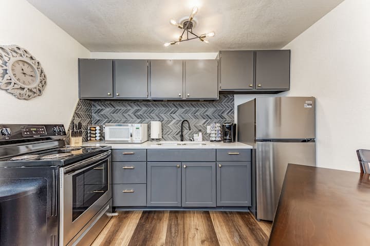 Sleeps 8 | 2 Apts | Safe, Cozy Apt Near Downtown - Wichita, KS