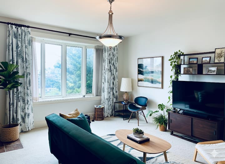 Riverview Flat, Skyline Views, Near Downtown - Milwaukee, WI