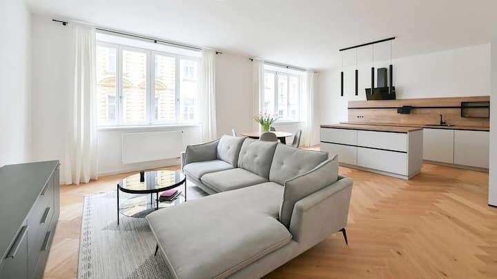 Bright Designer Apt With 2br, 2ba And Free Parking - Prague