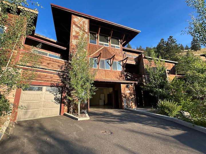 Commanding Views Just Minutes From Downtown - Missoula, MT
