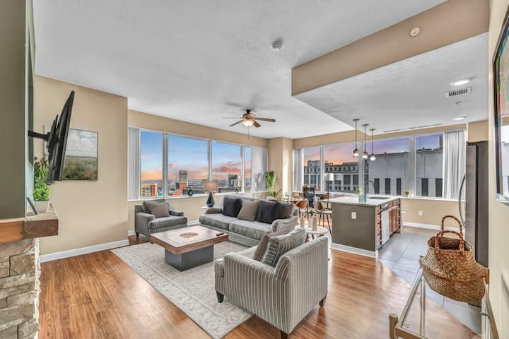 Sky High Suite Downtown W/ Free Parking - Cleveland, OH