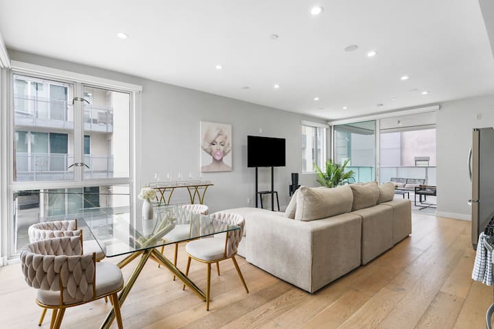 Luxurious Condo In West Hollywood W/ Parking! - West Hollywood, CA