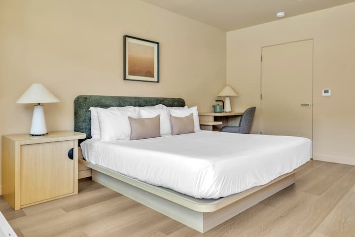 City Center Hotel By Kasa | Accessible King Room - Long Beach, CA