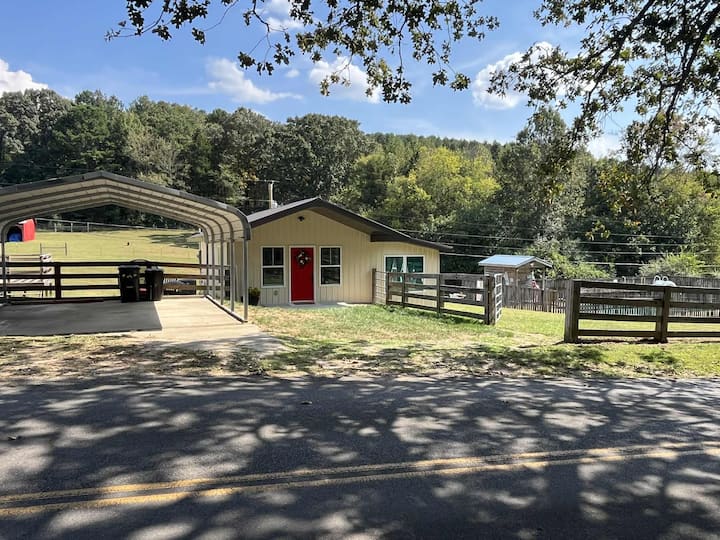 Casteel Cottage · Cozy Poolside Retreat - Ocoee, TN